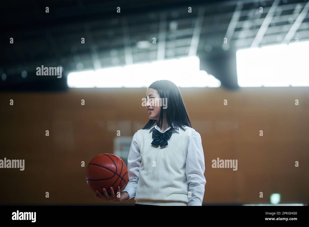 Girls playing basketball in gym hi-res stock photography and images - Alamy