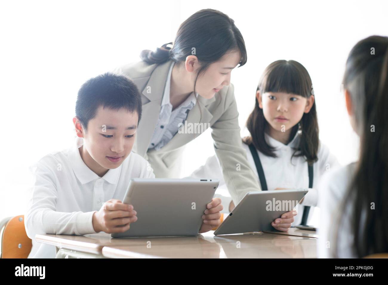 An elementary school student learning programming from her teacher AR ... An elementary school student learning programming from her teacher AR ...