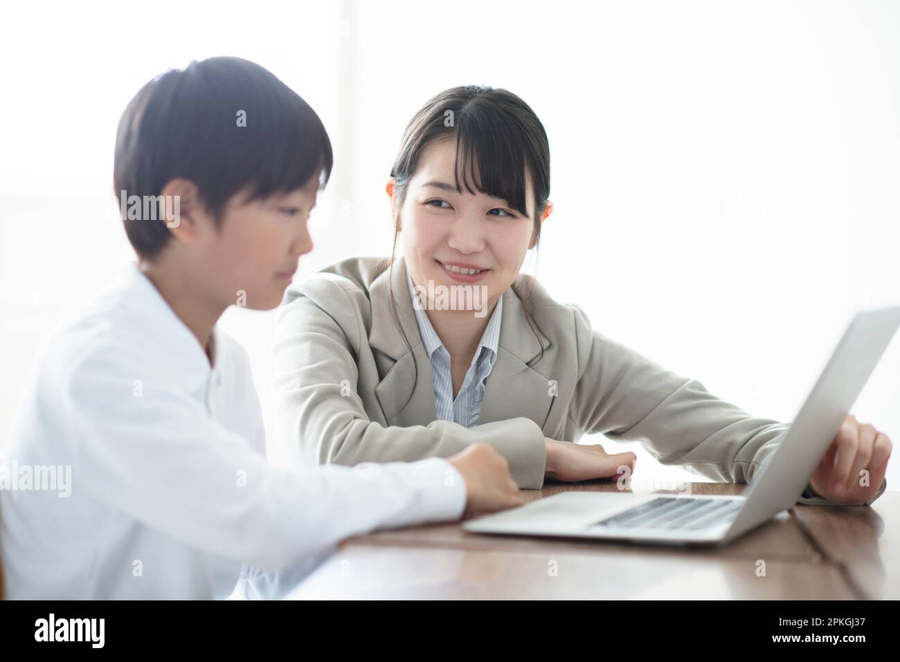 An elementary school student learning programming from his teacher AR ... An elementary school student learning programming from his teacher AR ...