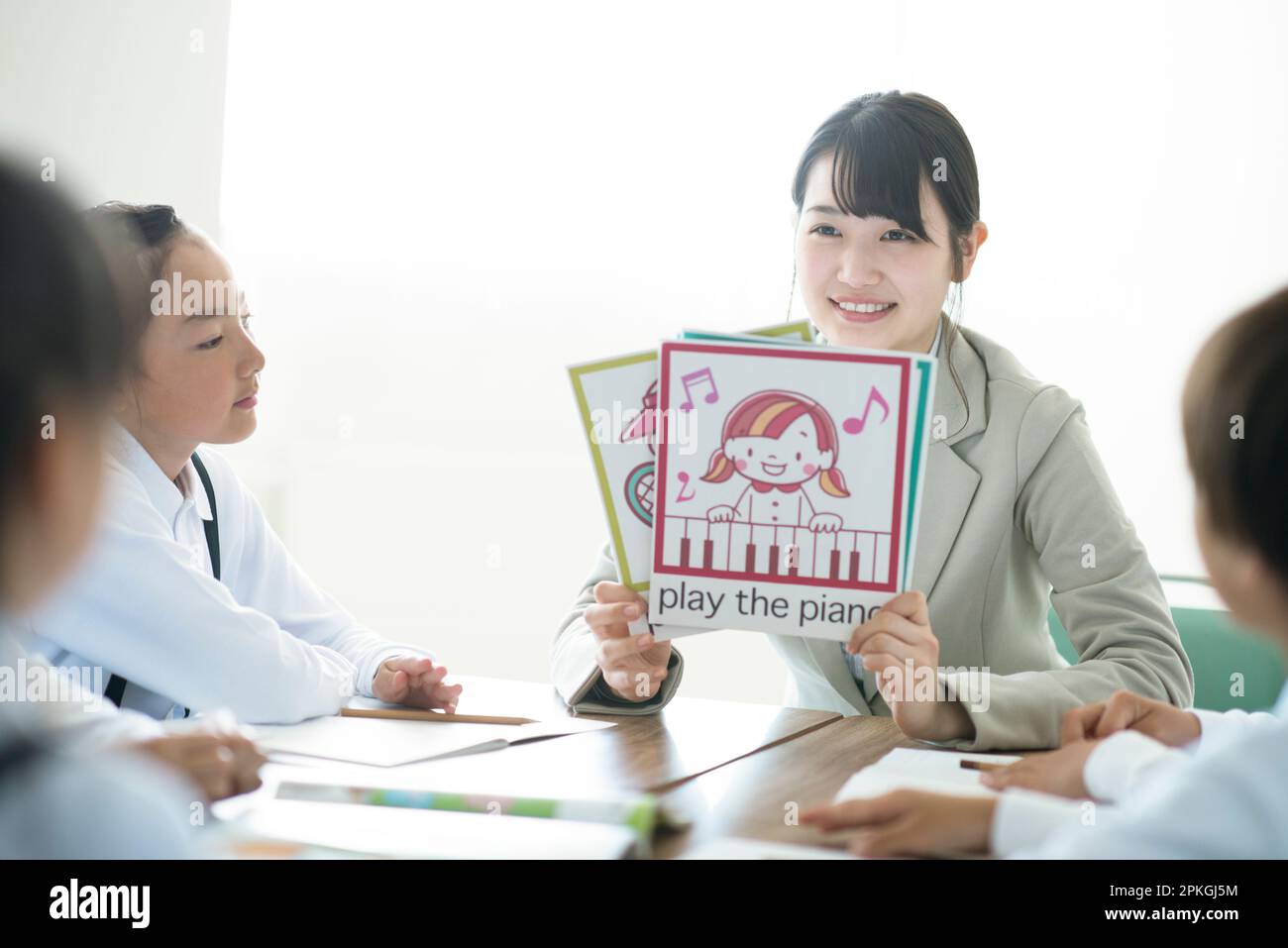 Teacher teaching English to elementary school students Stock Photo - Alamy