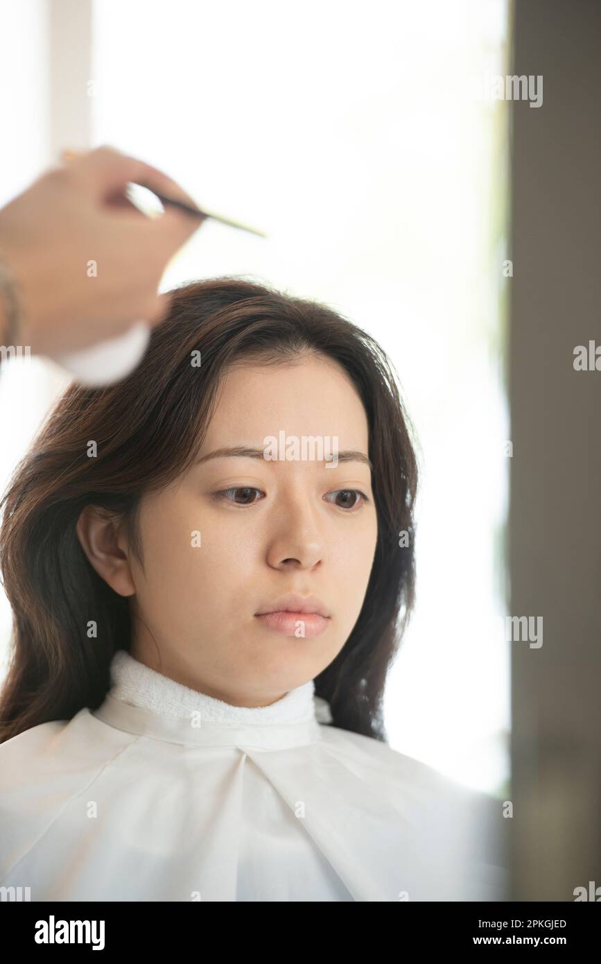 Salon cape hi-res stock photography and images - Alamy