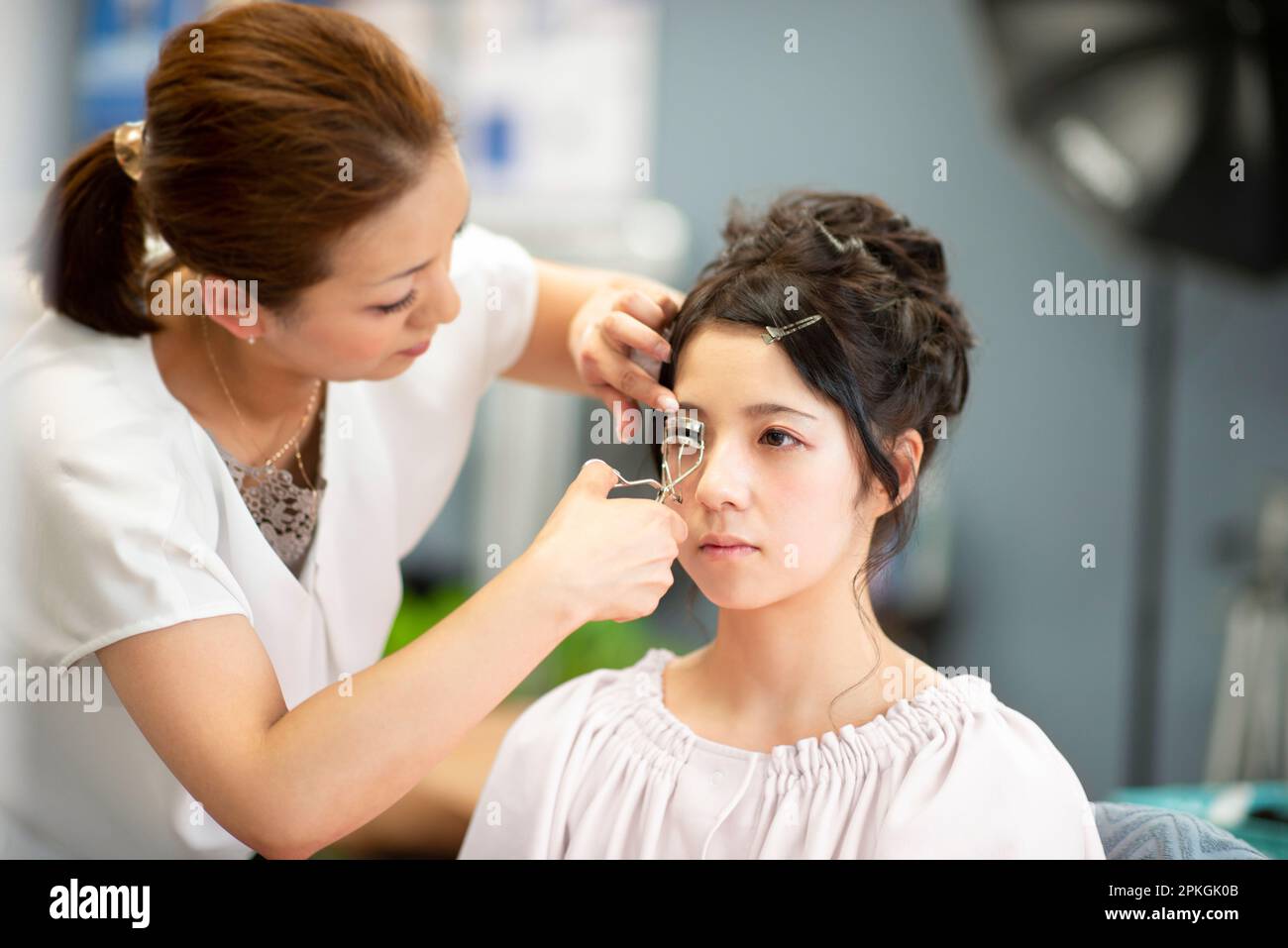 Getting makeup hi-res stock photography and images - Alamy
