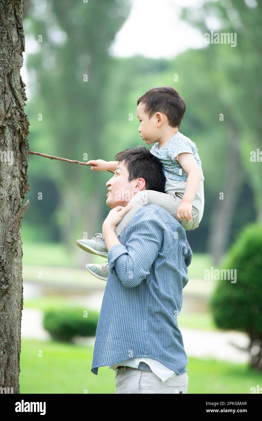 Parent and child observing plants on shoulders Stock Photo - Alamy