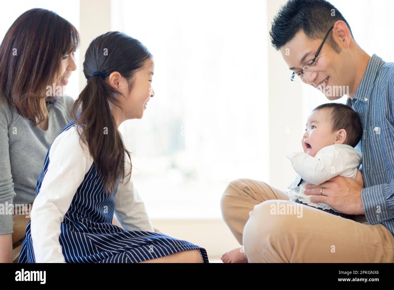 Man and woman laughing whole body hi-res stock photography and images - Alamy