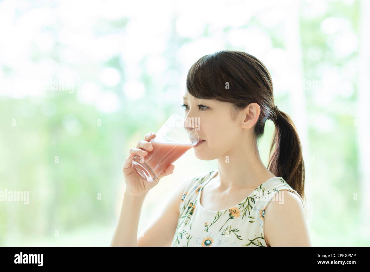 Woman drinking a smoothie Stock Photo - Alamy