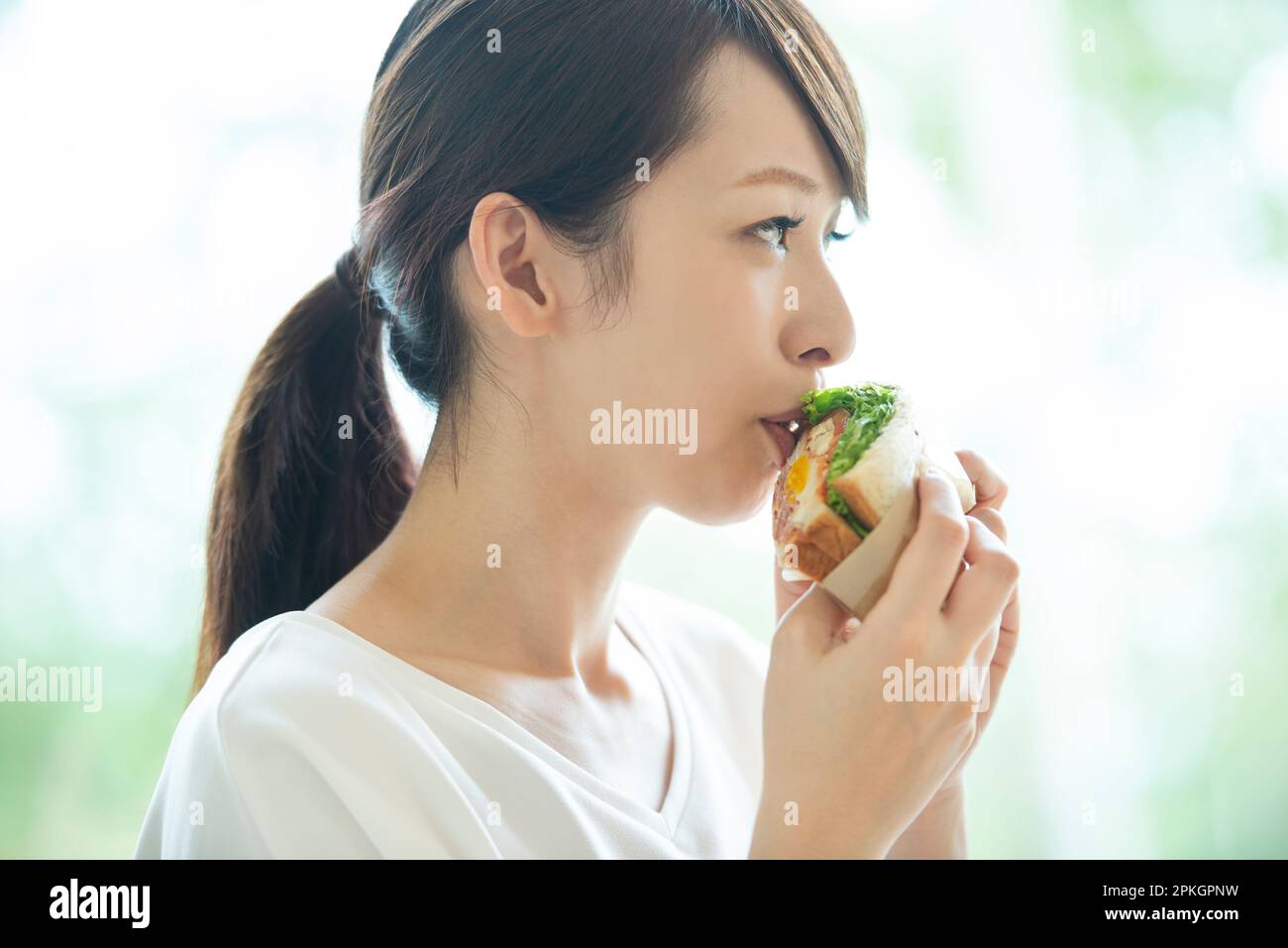 Woman having brunch hi-res stock photography and images - Alamy