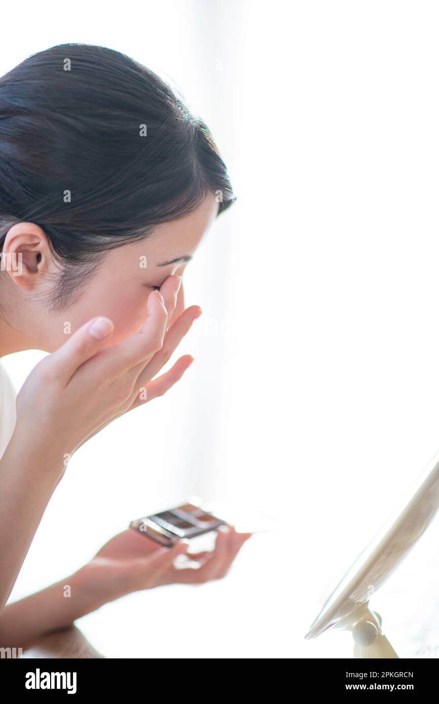 Women Doing Makeup Stock Photo - Alamy