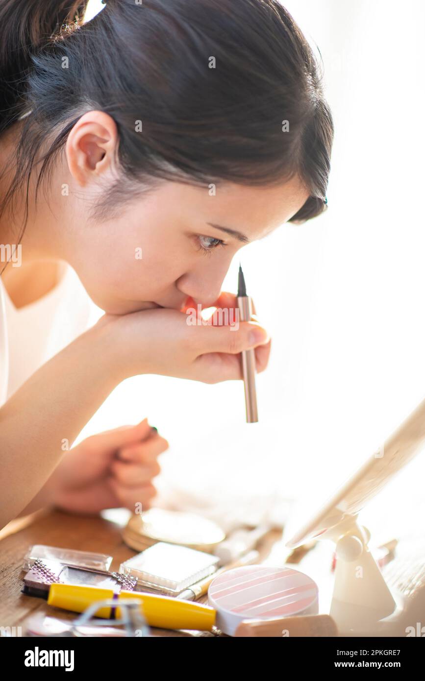 Young women and getting ready office hi-res stock photography and ...