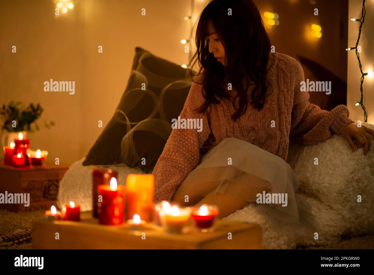 Working by candlelight hi-res stock photography and images - Alamy