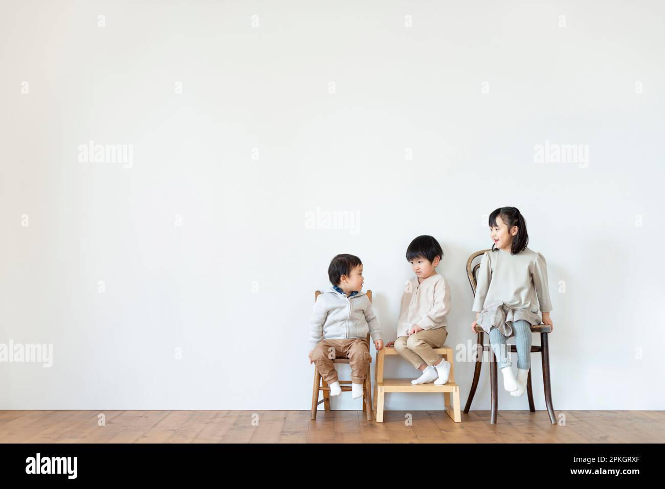 Children conversation facing hi-res stock photography and images - Alamy