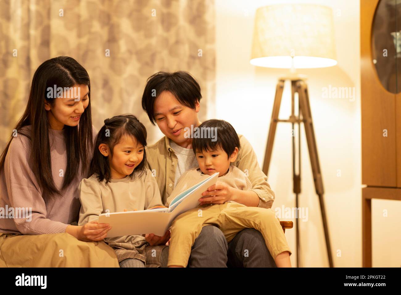 A parent and child reading a picture book Stock Photo - Alamy
