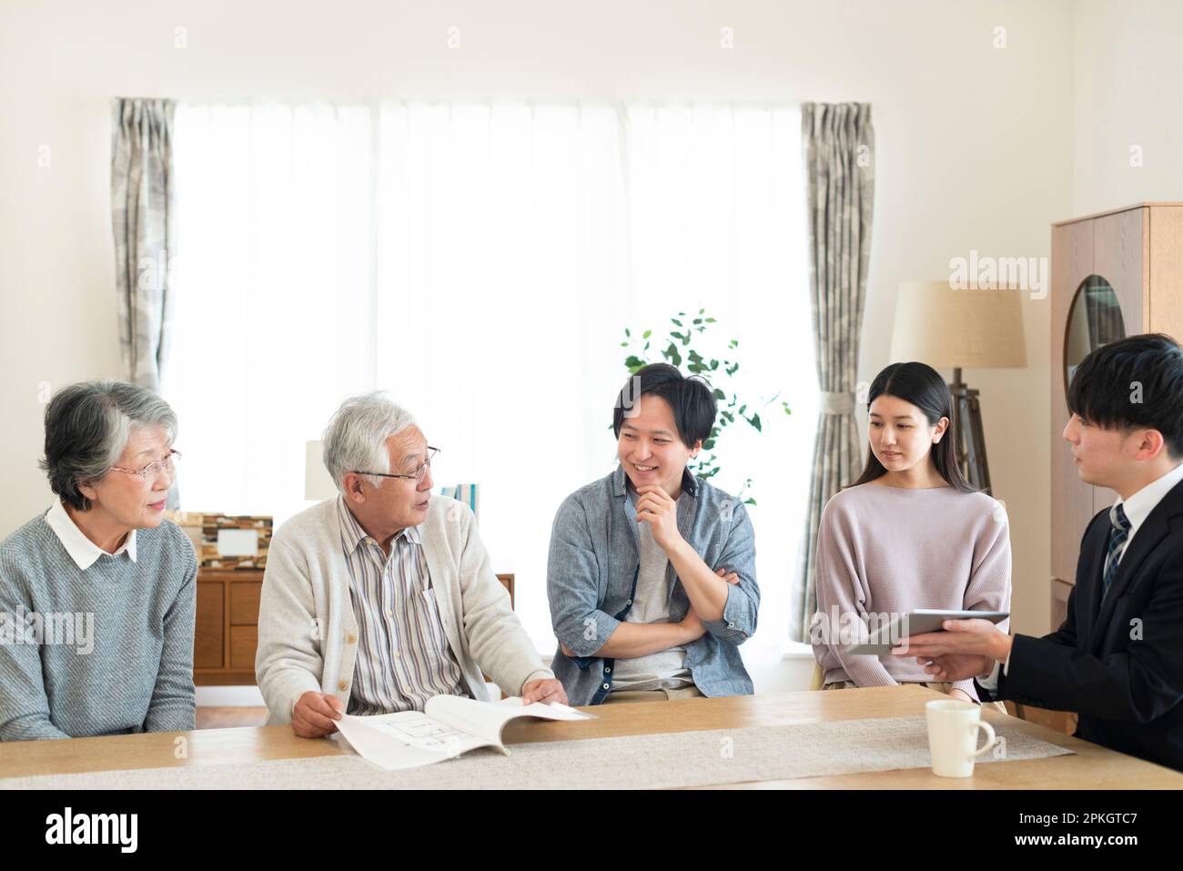 Family pictures and table hi-res stock photography and images - Alamy