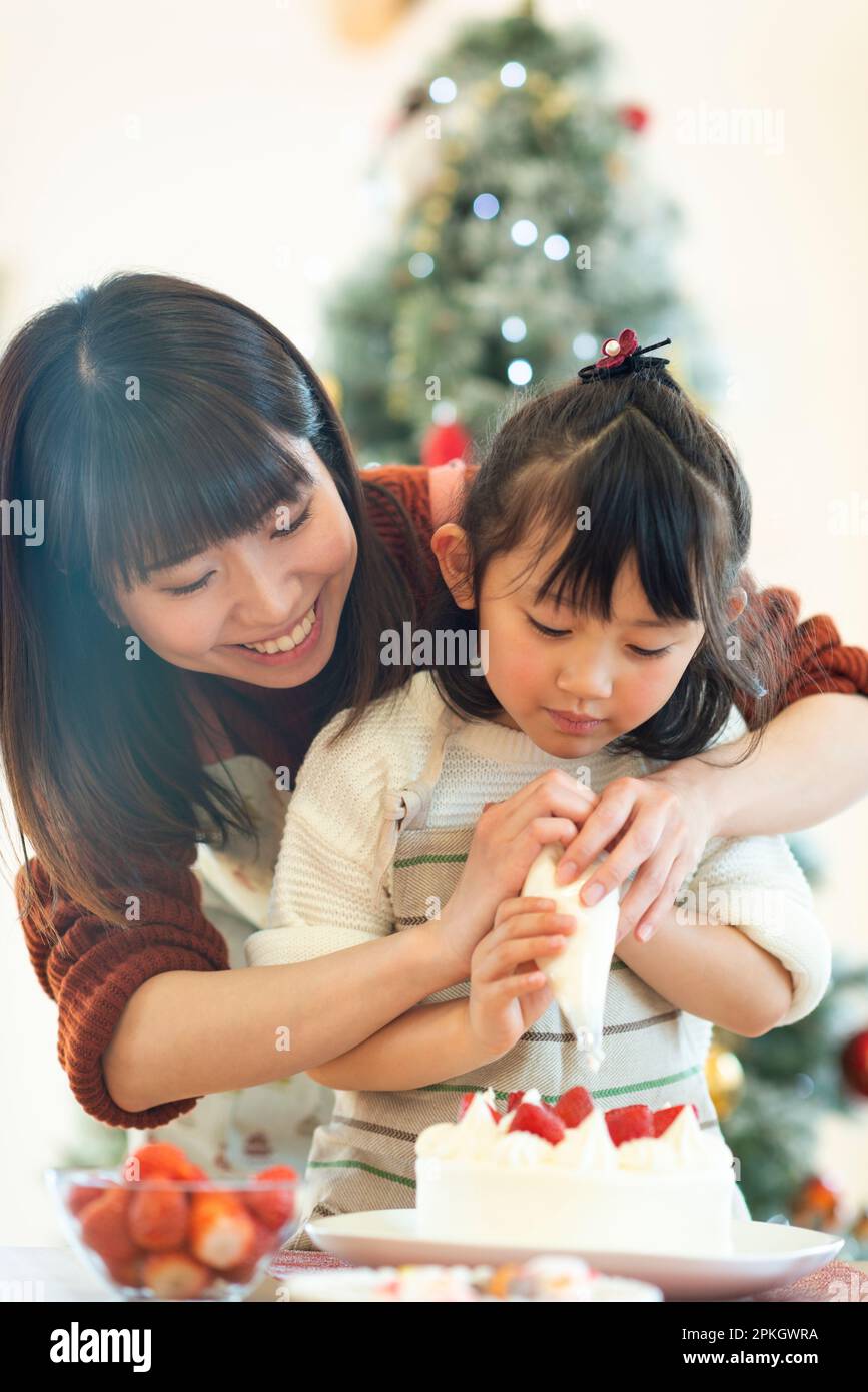 Parents and children making a cake Stock Photo - Alamy