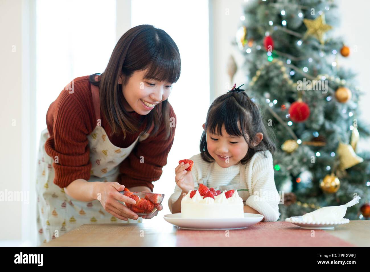 Parent and child making a cake Stock Photo - Alamy