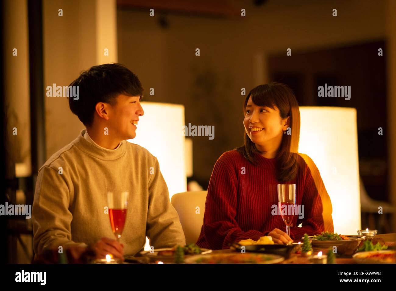 Dinner date couple talking hi-res stock photography and images - Alamy