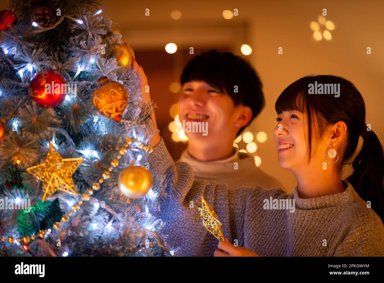 Friends decorating house for party hi-res stock photography and images - Alamy