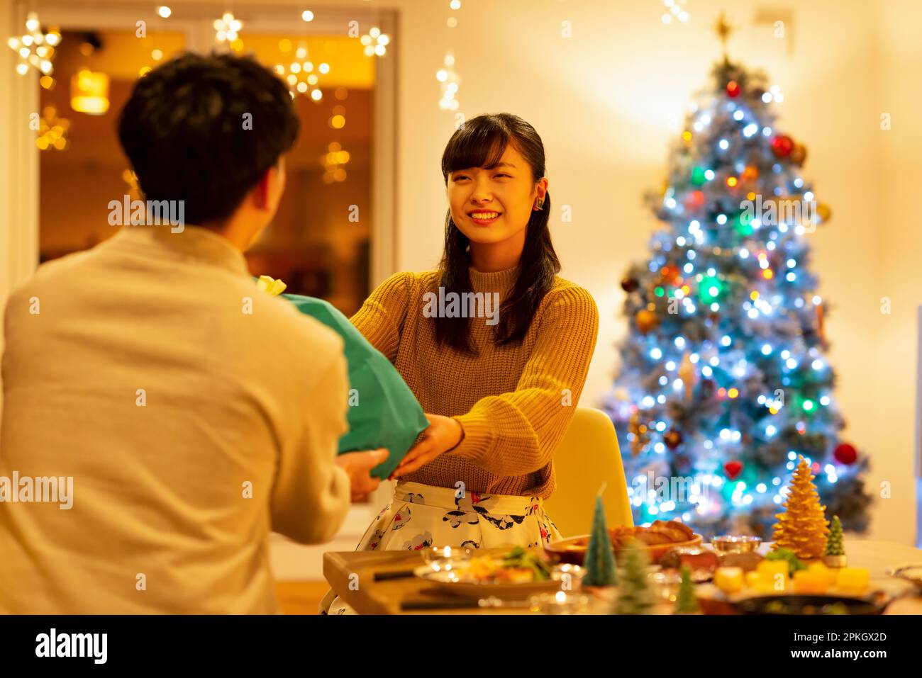 Giving of gifts hi-res stock photography and images - Alamy