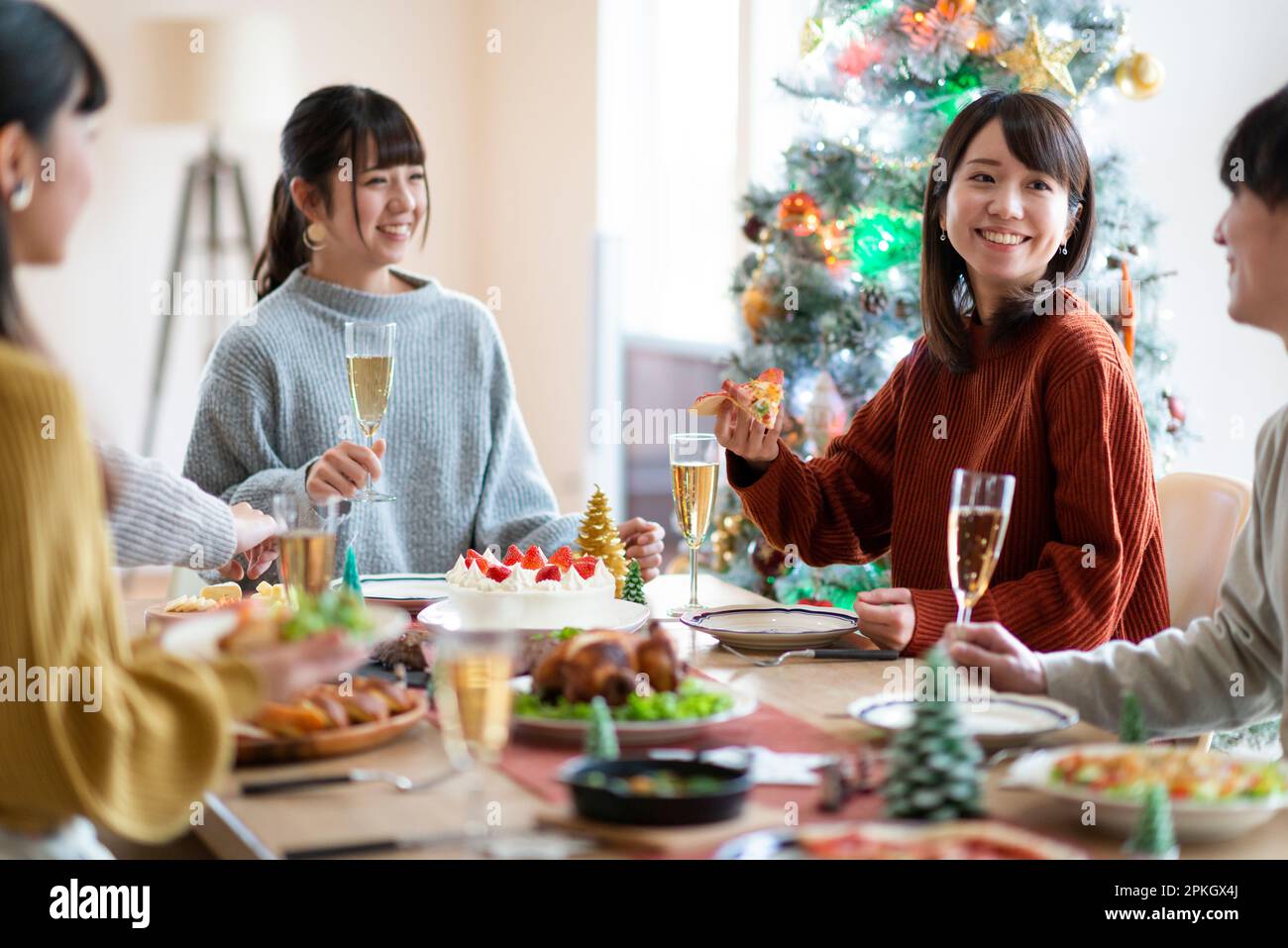 Four people dinner party hi-res stock photography and images - Alamy