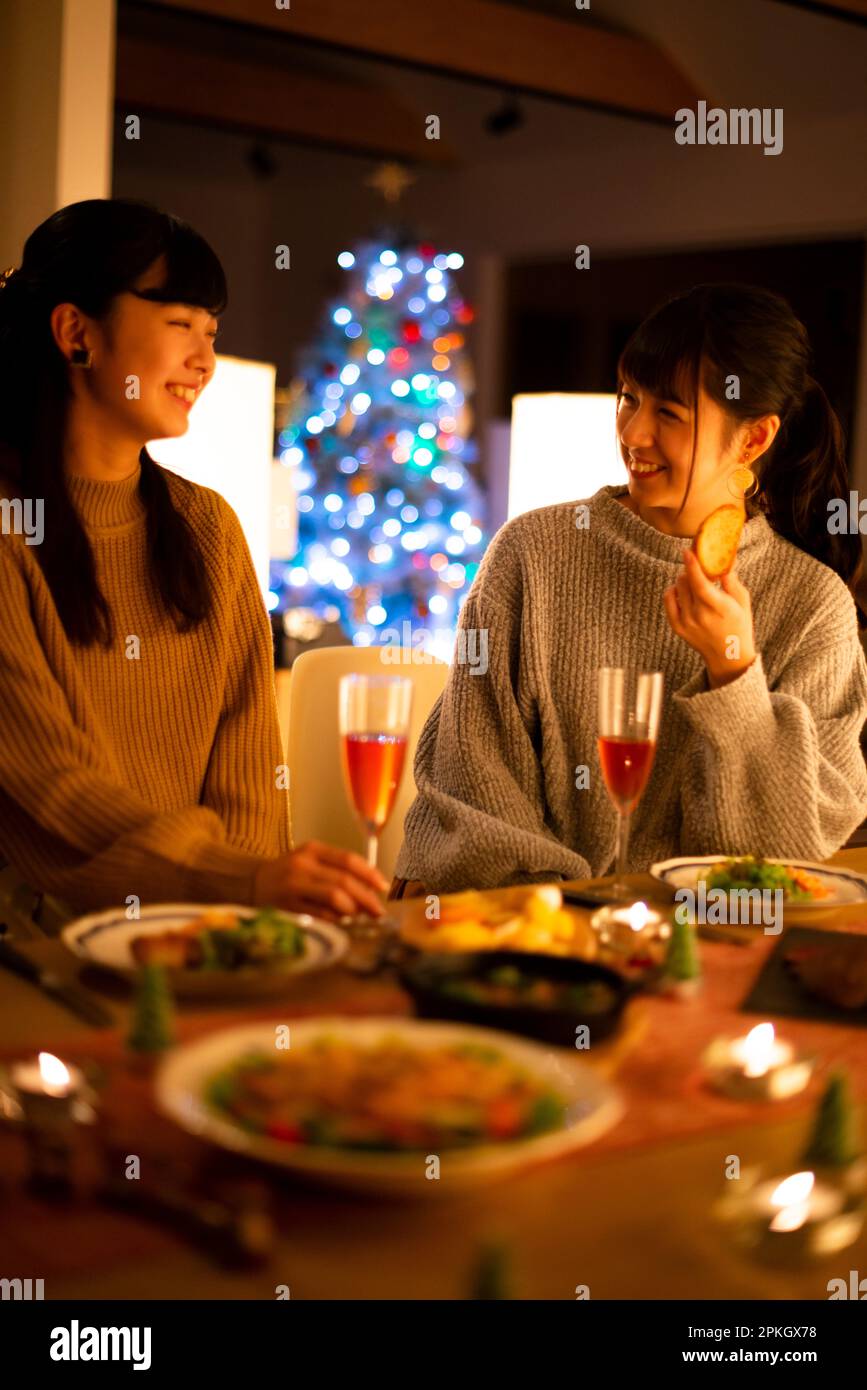 Woman chatting while eating Stock Photo - Alamy