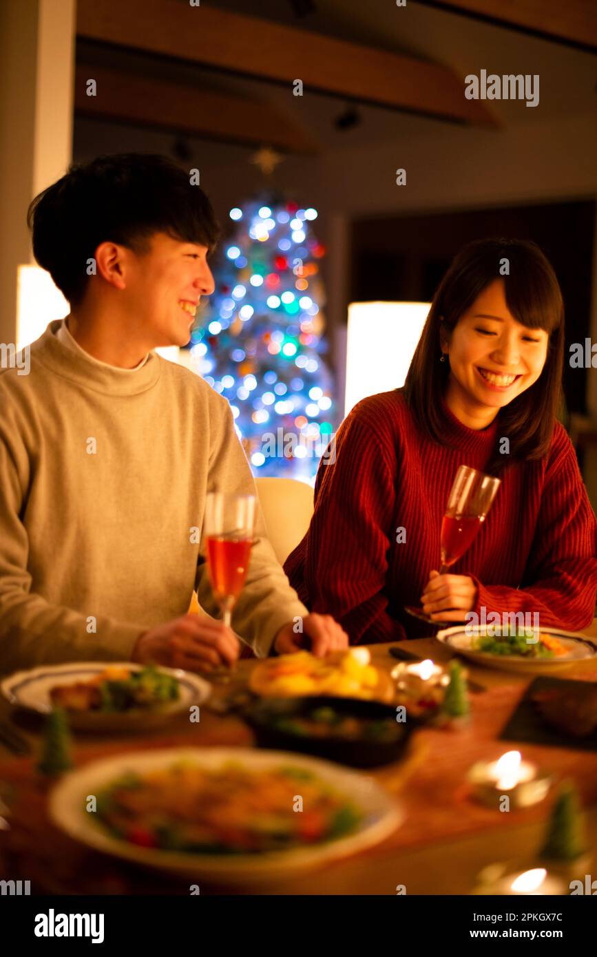 Couple chatting cooking dinner home hi-res stock photography and images ...