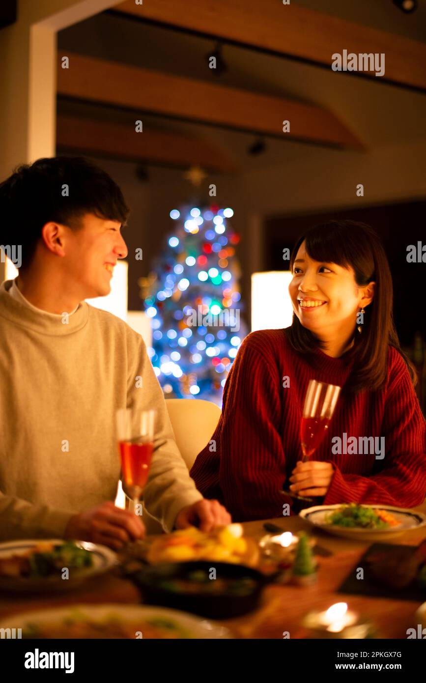 Couple chatting while eating Stock Photo - Alamy