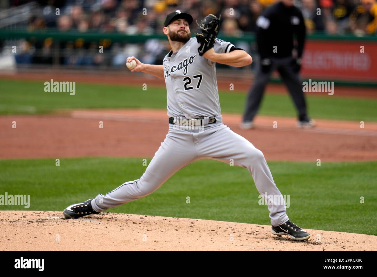 Chicago White Sox starting pitcher Lucas Giolito delivers during the ...