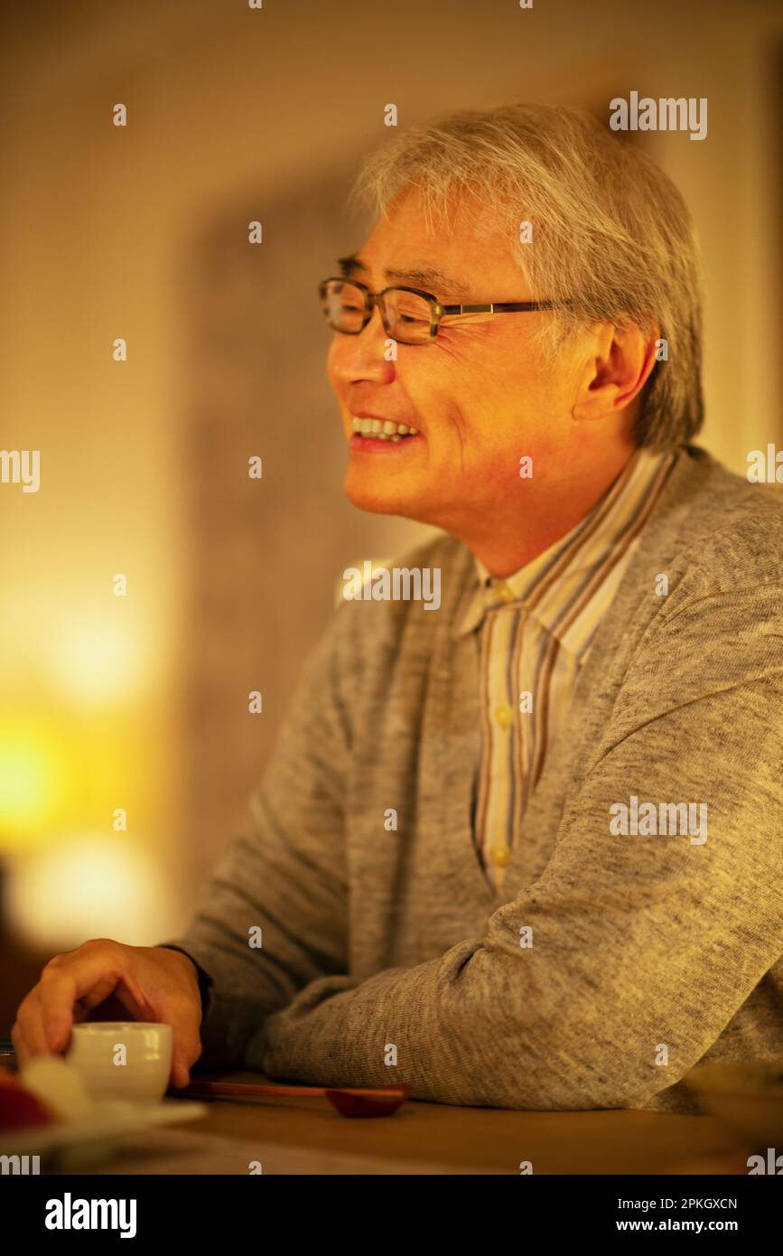 Man drinking alcohol home alone hi-res stock photography and images - Alamy