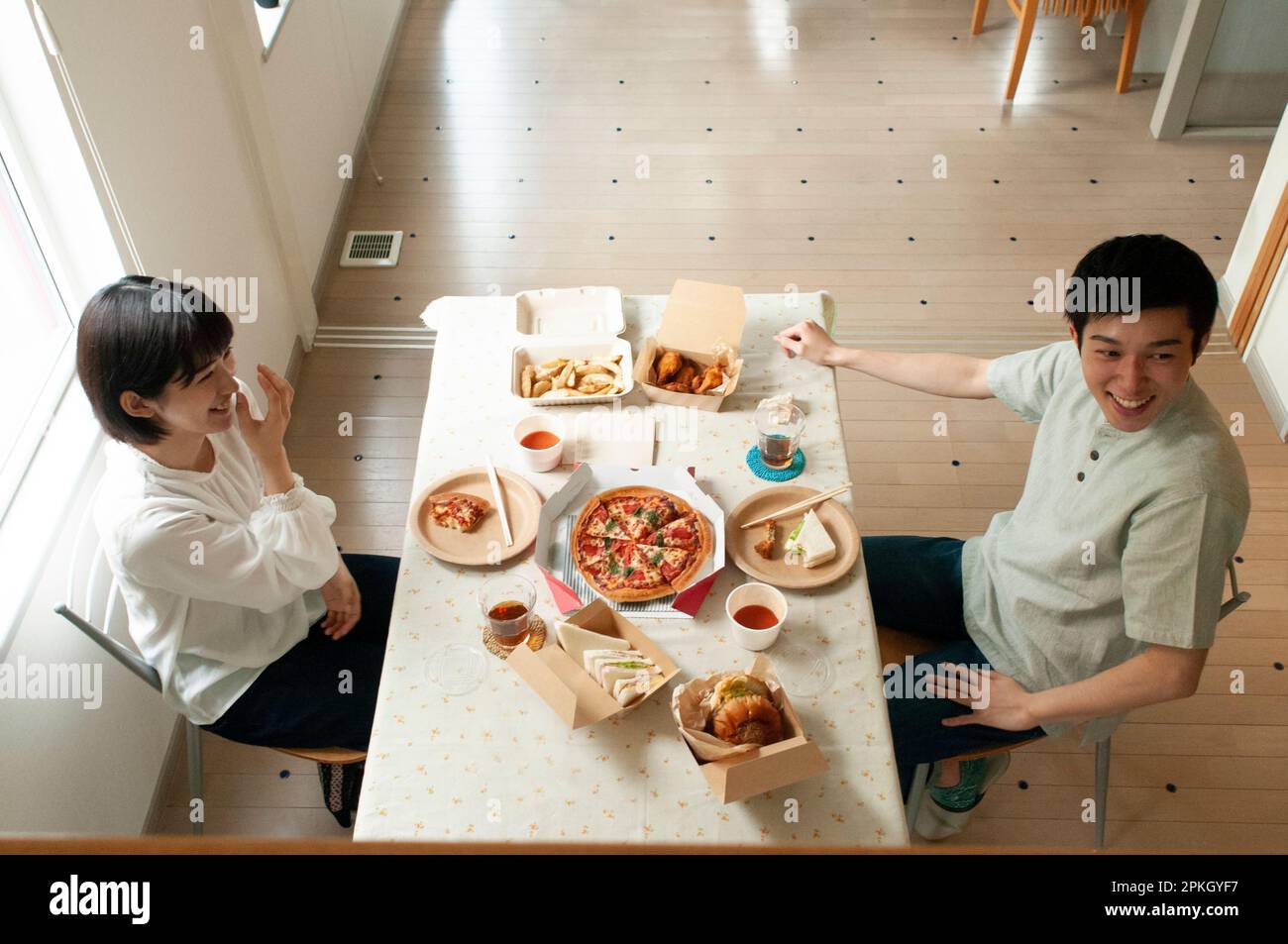 Couple eating take-out lunch Stock Photo - Alamy