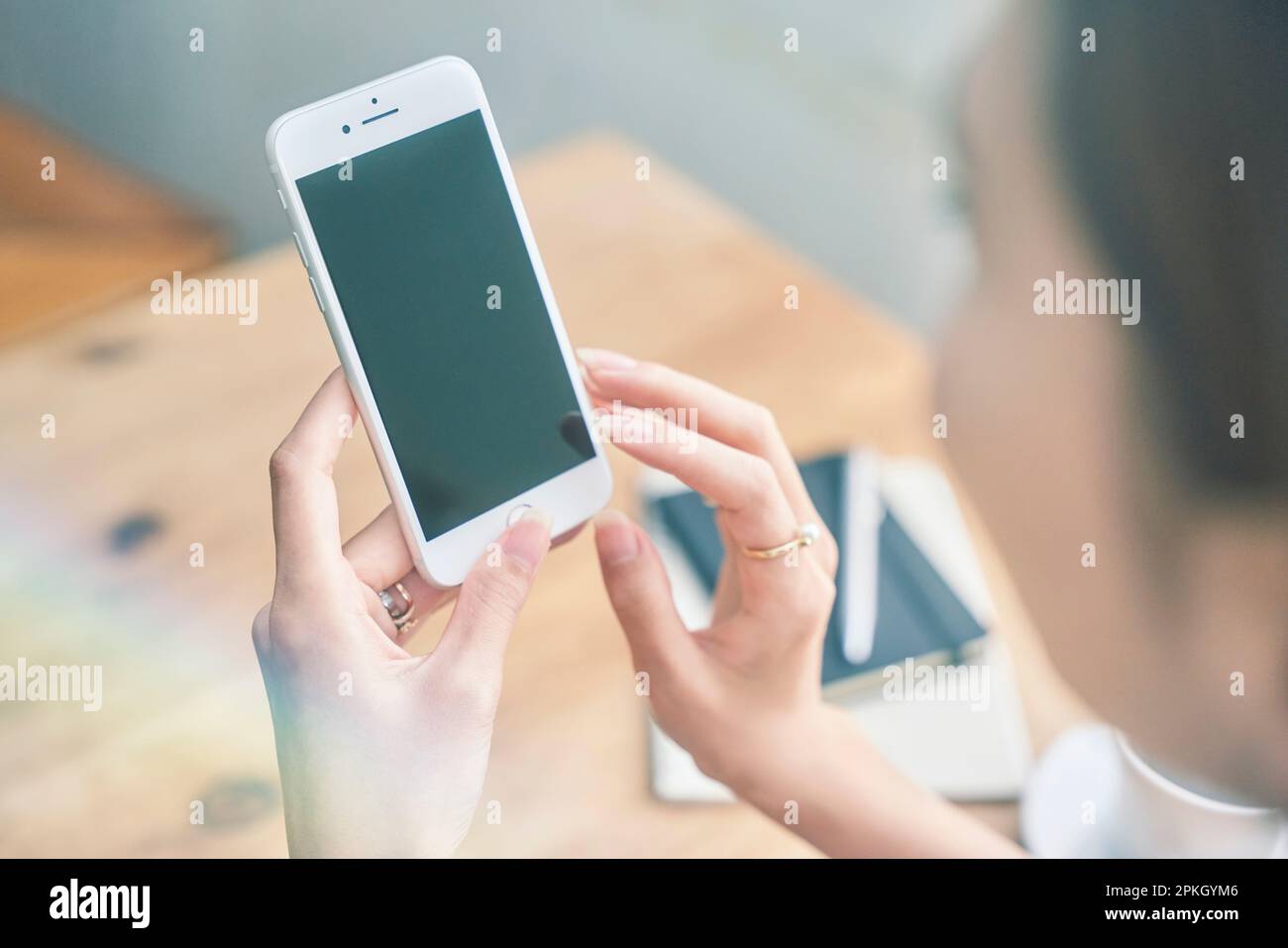 Smartphone sns woman hi-res stock photography and images - Alamy
