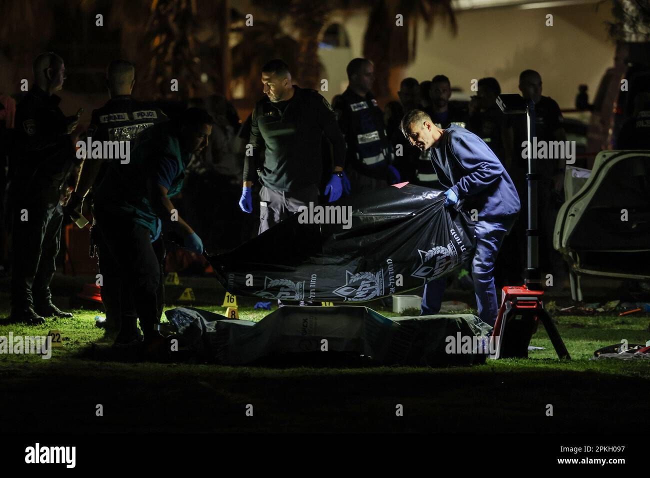 Tel Aviv, Israel. 07th Apr, 2023. Israeli police remove the body of the ...