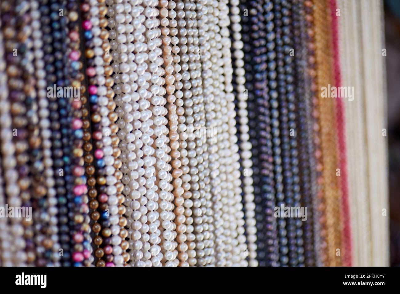 Pearl hanging hi-res stock photography and images - Alamy