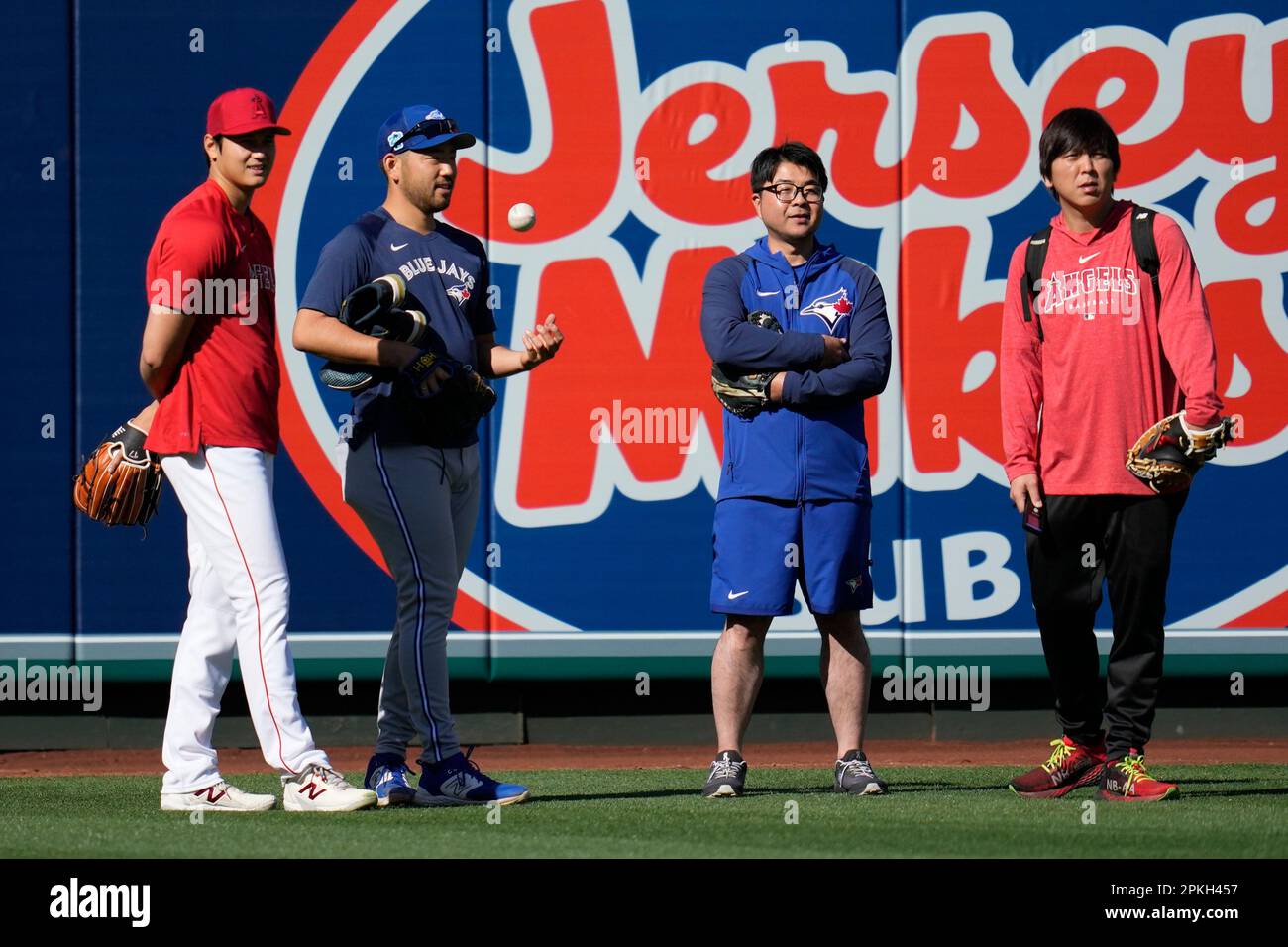 Los Angeles Angels designated hitter Shohei Ohtani, left, Toronto Blue ...