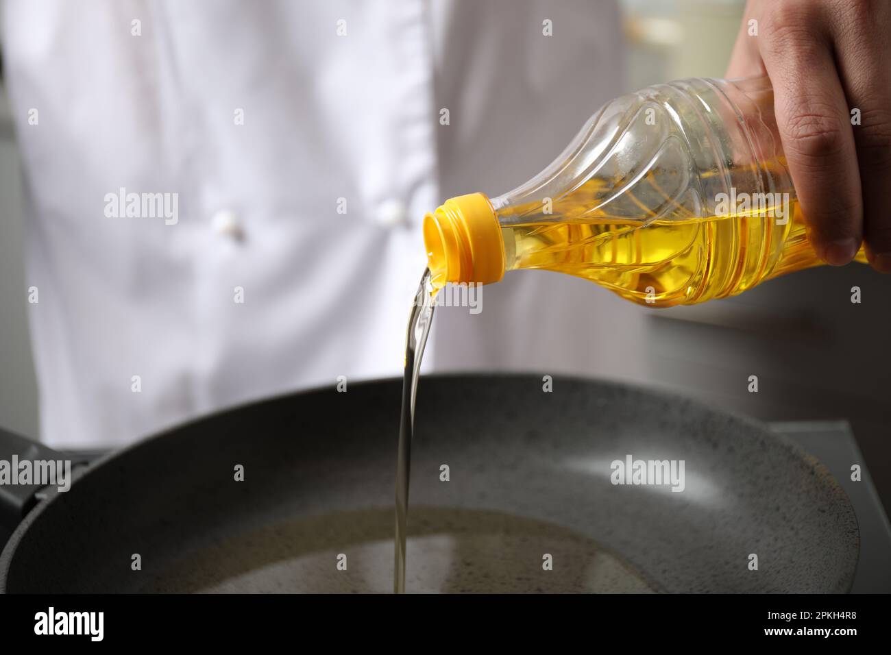 Man pouring olive oil hi-res stock photography and images - Alamy