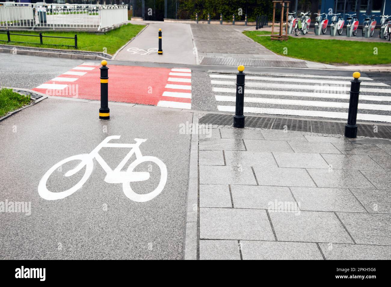 View on pedestrian crossing and bike way in city Stock Photo - Alamy