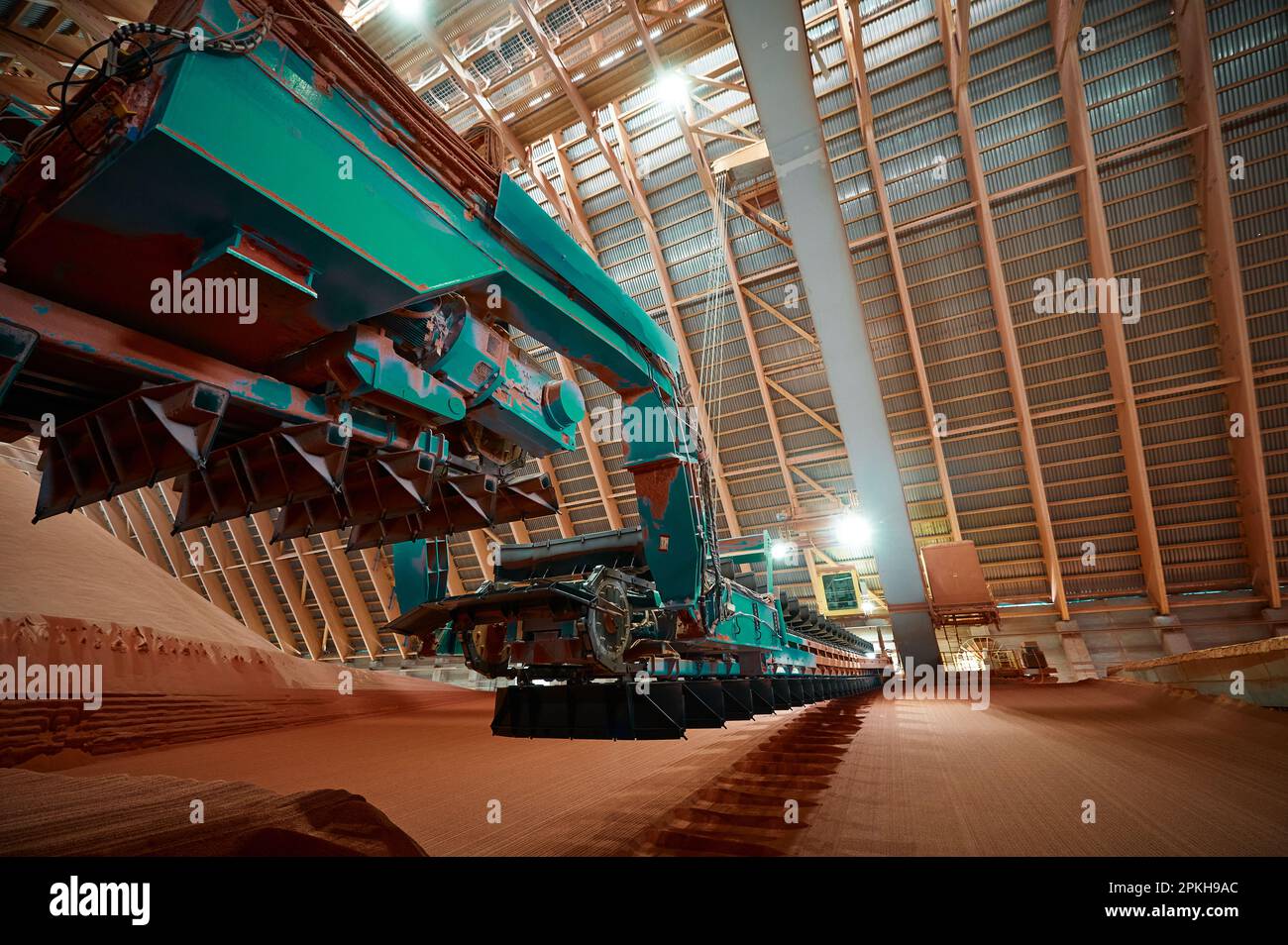 Scraper conveyor hi-res stock photography and images - Alamy
