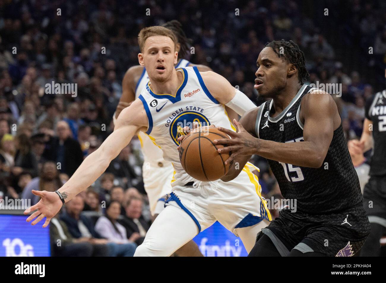 Golden State Warriors guard Donte DiVincenzo (0) defends against ...