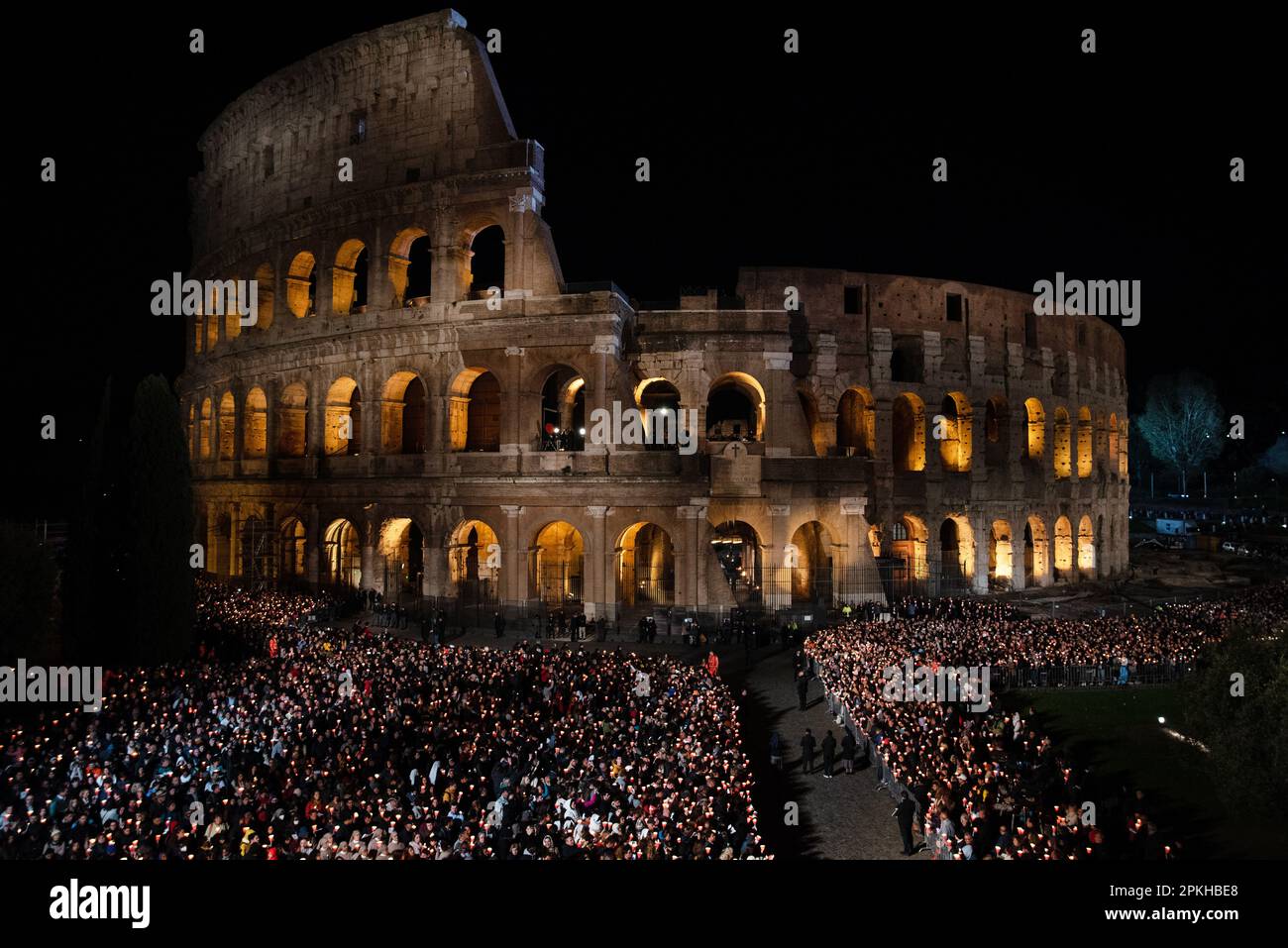 Rome, Italy. 07th Apr, 2023. Thousands of faithful light candles during ...