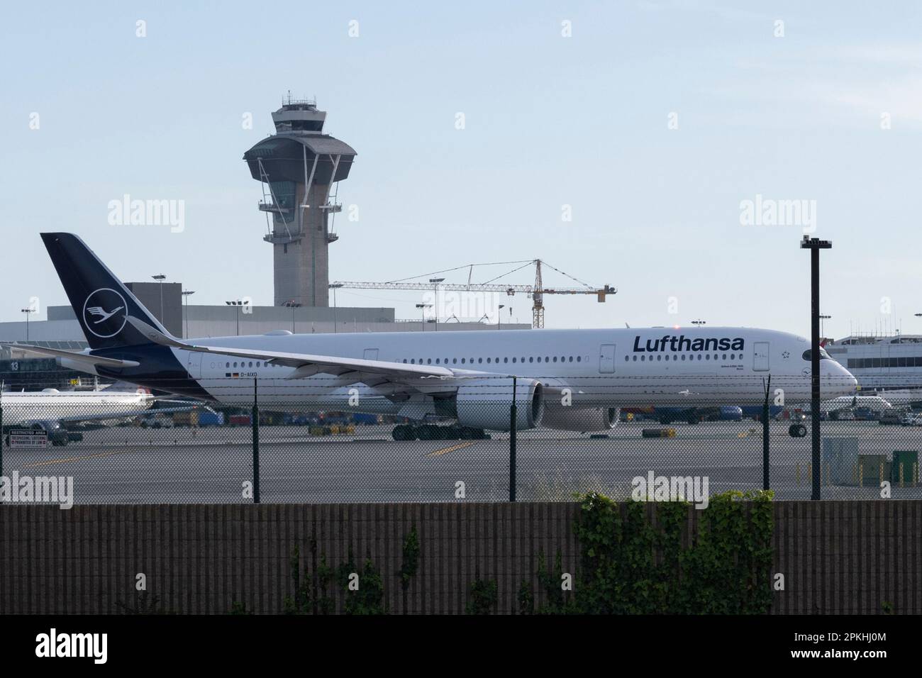 Los Angeles, California, USA. 7th Apr, 2023. A Lufthansa Airbus A350 ...