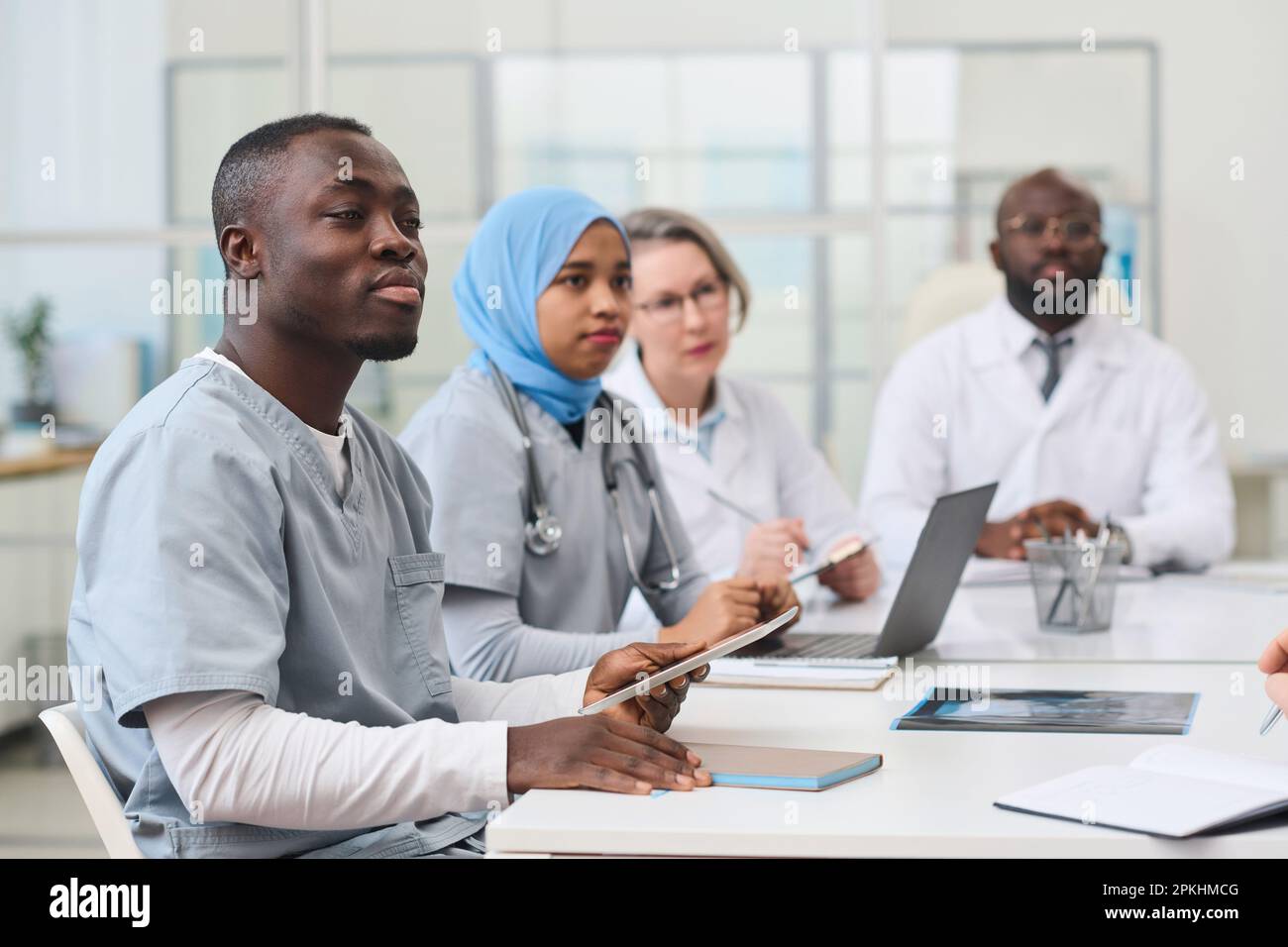 Diverse doctors conference meeting hi-res stock photography and images ...