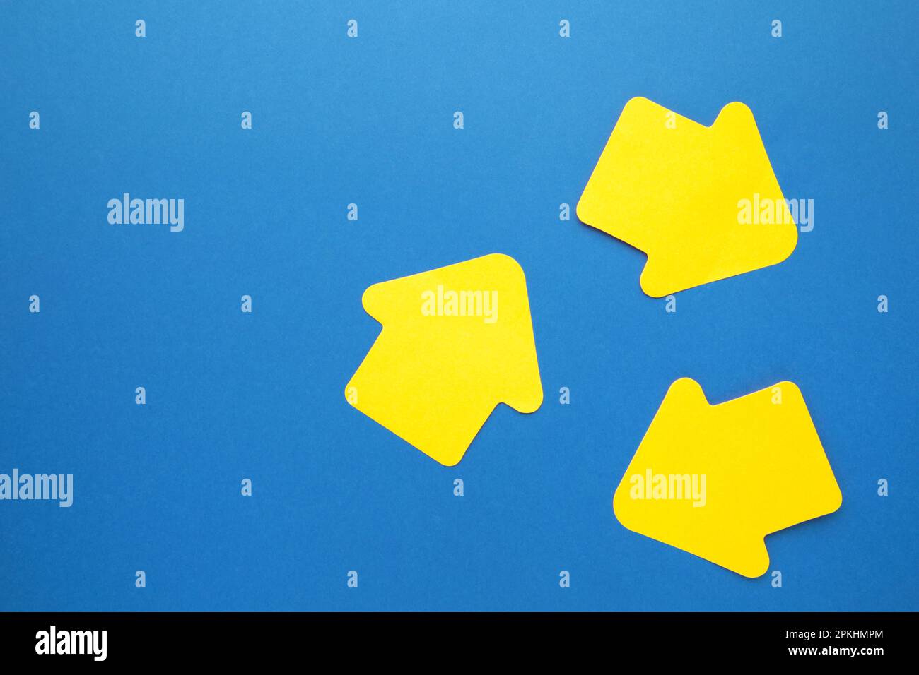 Paper sticky notes in shape of arrow on blue background. Top view Stock ...