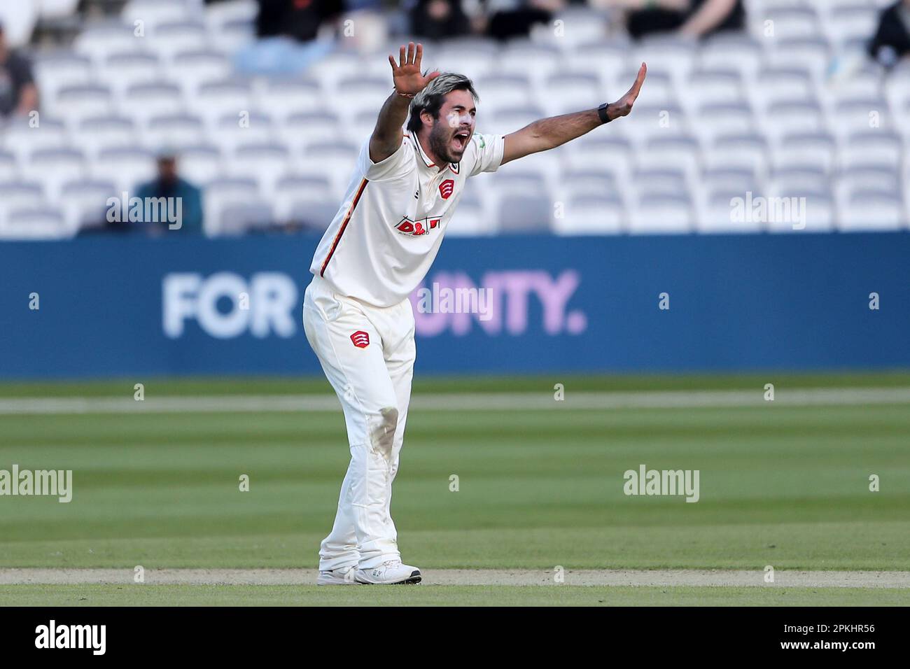 Shane Snater of Essex appeals for a wicket during Middlesex CCC vs ...
