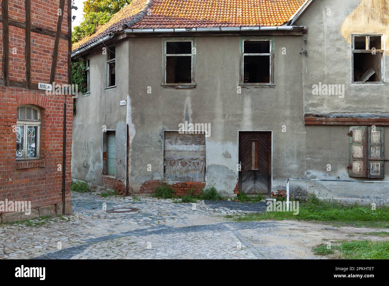 Half destroyed building hi-res stock photography and images - Alamy