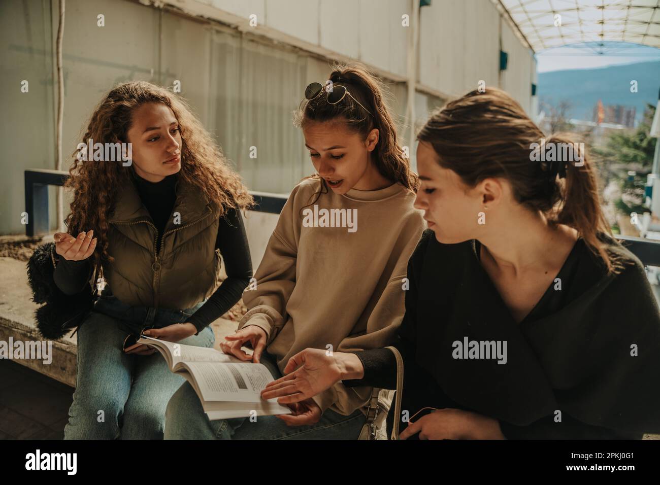Girls figuring out hi-res stock photography and images - Alamy