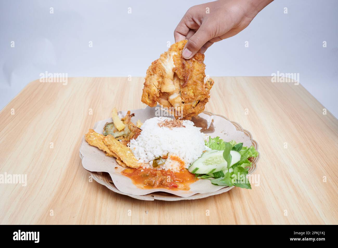 Close up shot of hands holding fried chicken Stock Photo - Alamy