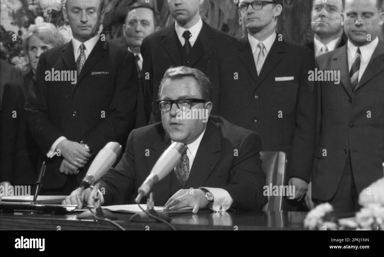 Personalities from politics, economy and culture from the years 1965-71 ...