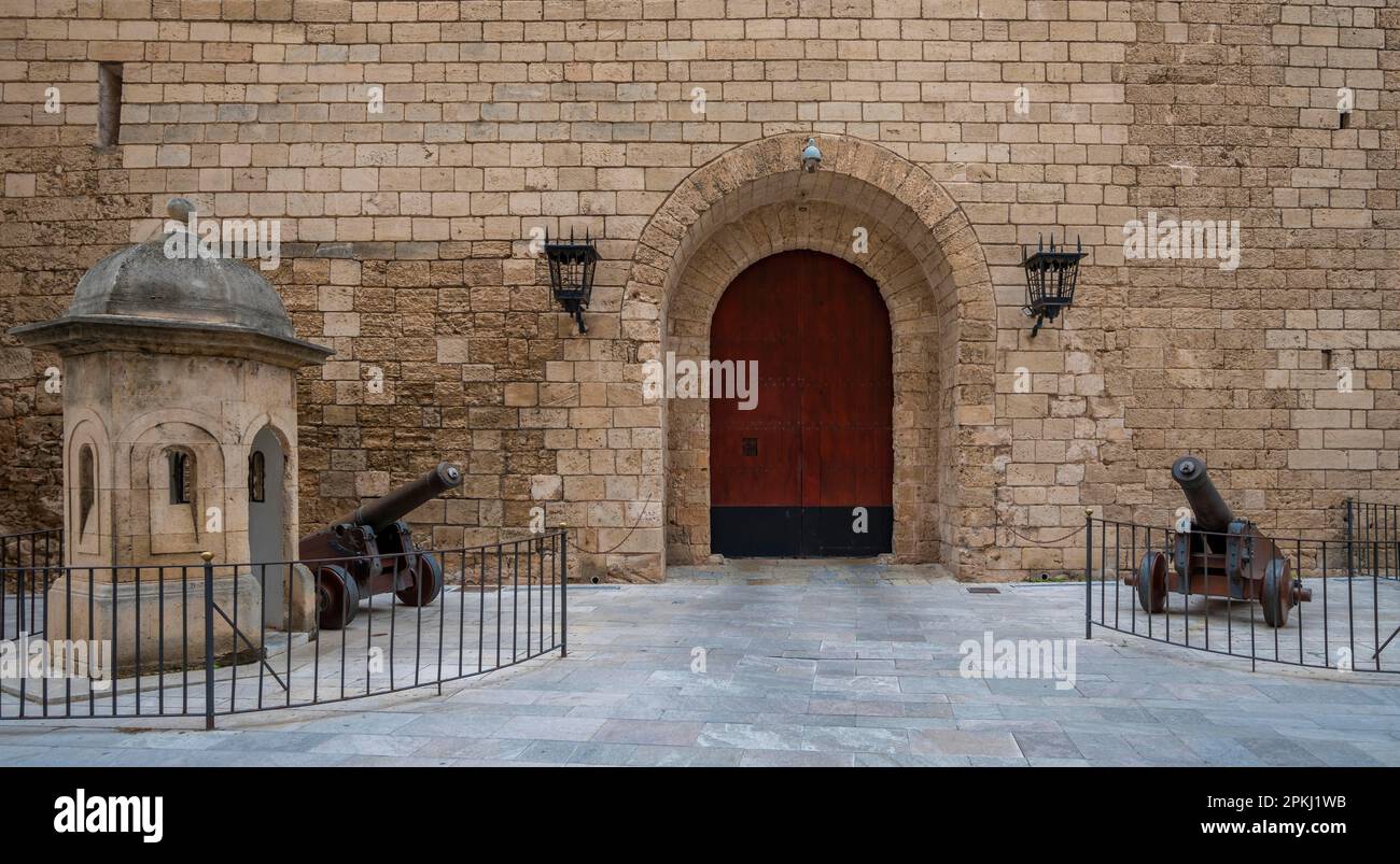 Entrance gate with cannons on the fortress wall, Royal Palace La ...