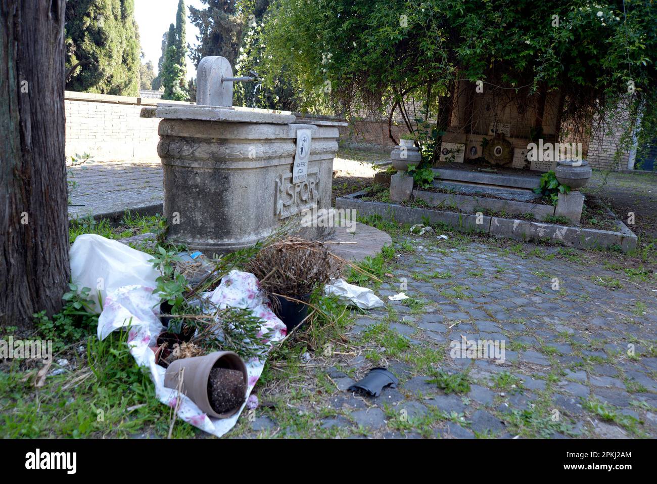 il cimitero monumentale Verano riversa nel degrado assoluto Stock Photo ...