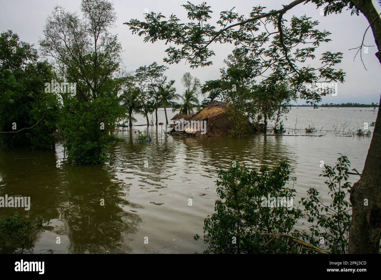 Cyclone Aila affected village at Khulna, Bangladesh Stock Photo - Alamy