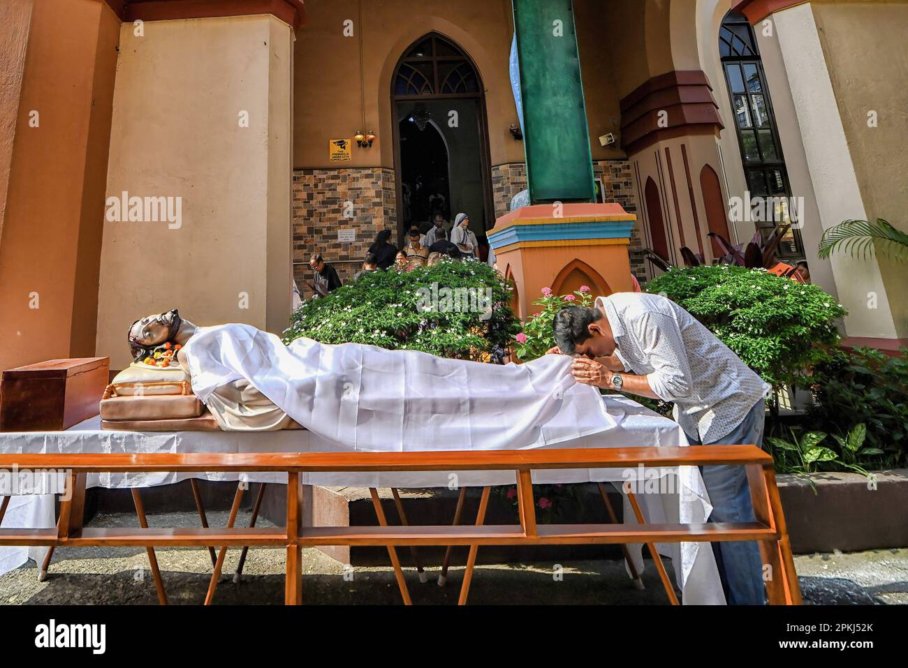 Kolkata, India. 07th Apr, 2023. A Christian devotee seen offering ...