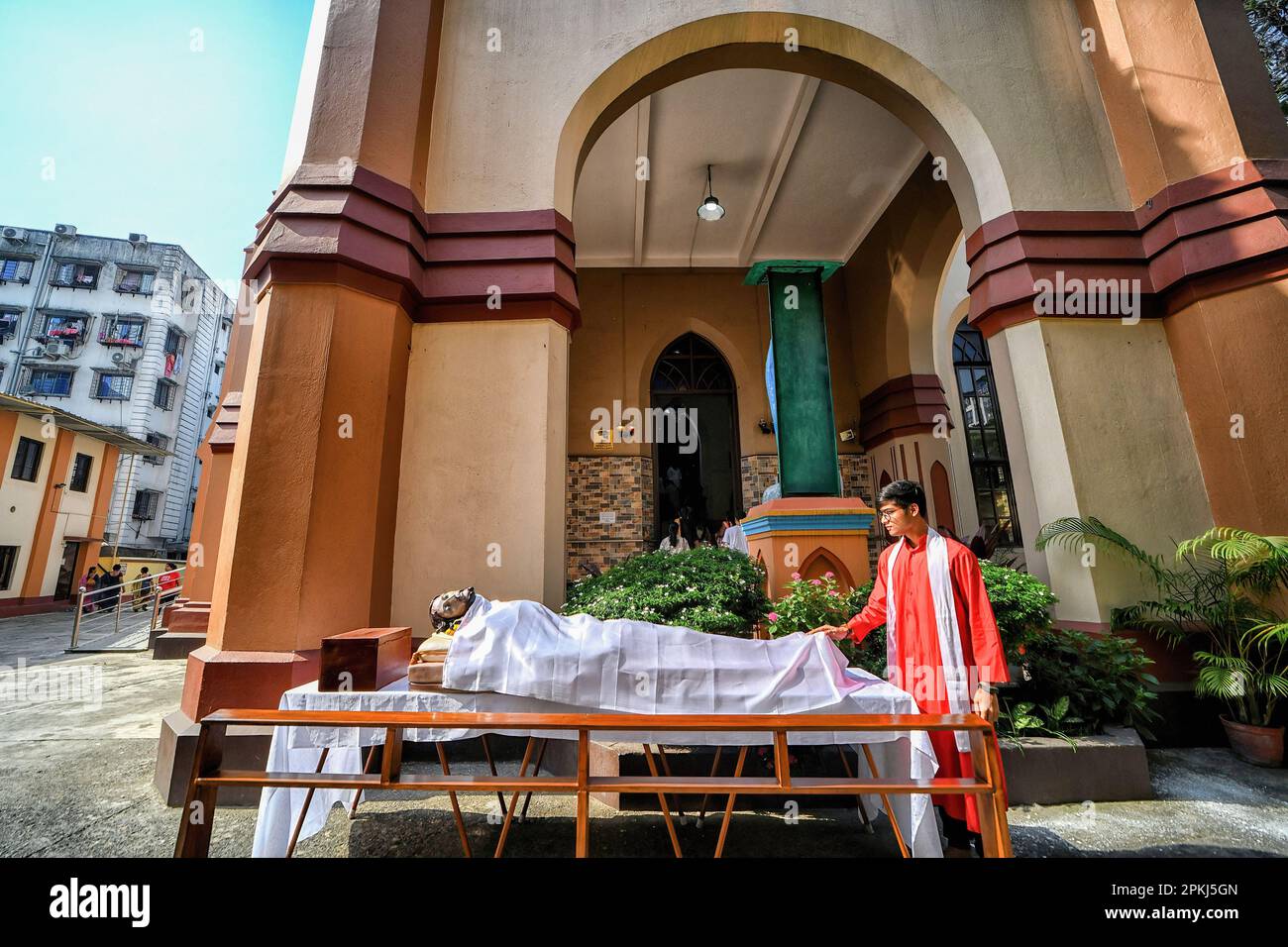 Kolkata, India. 07th Apr, 2023. A Christian devotee seen offering ...